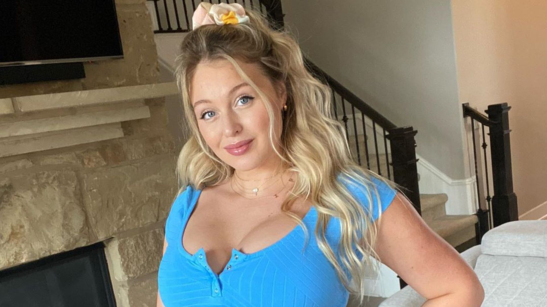 Curvy-Model Iskra Lawrence präsentiert Babybauch im Bikini