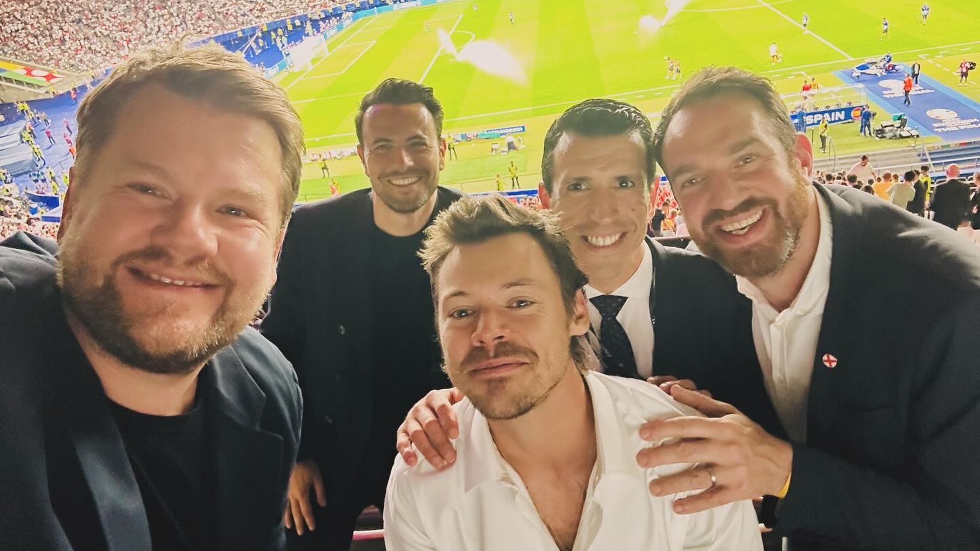 Harry Styles und James Corden jubelten beim EM-Finale mit!