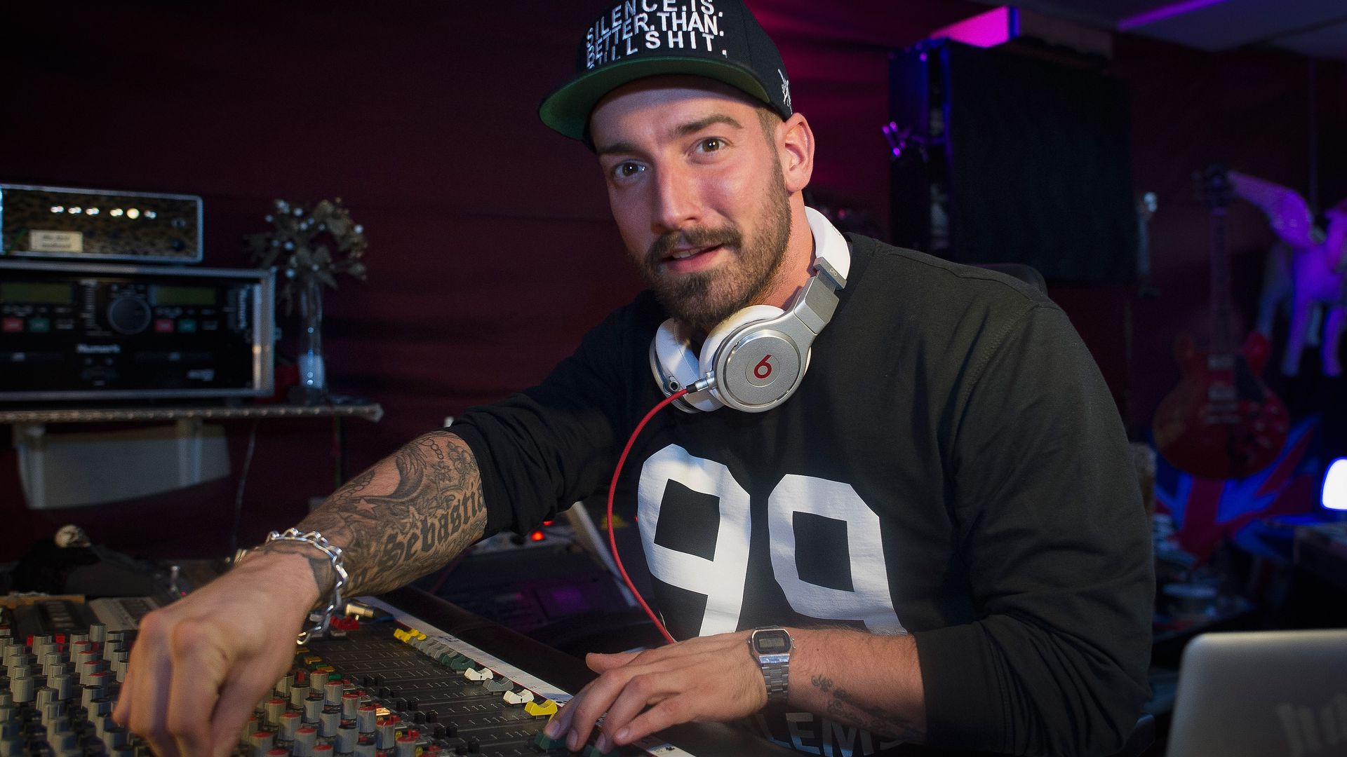 Neue Beats von DJ Jan Leyk: Musikvideo mit Mega-Star-Auflauf ...