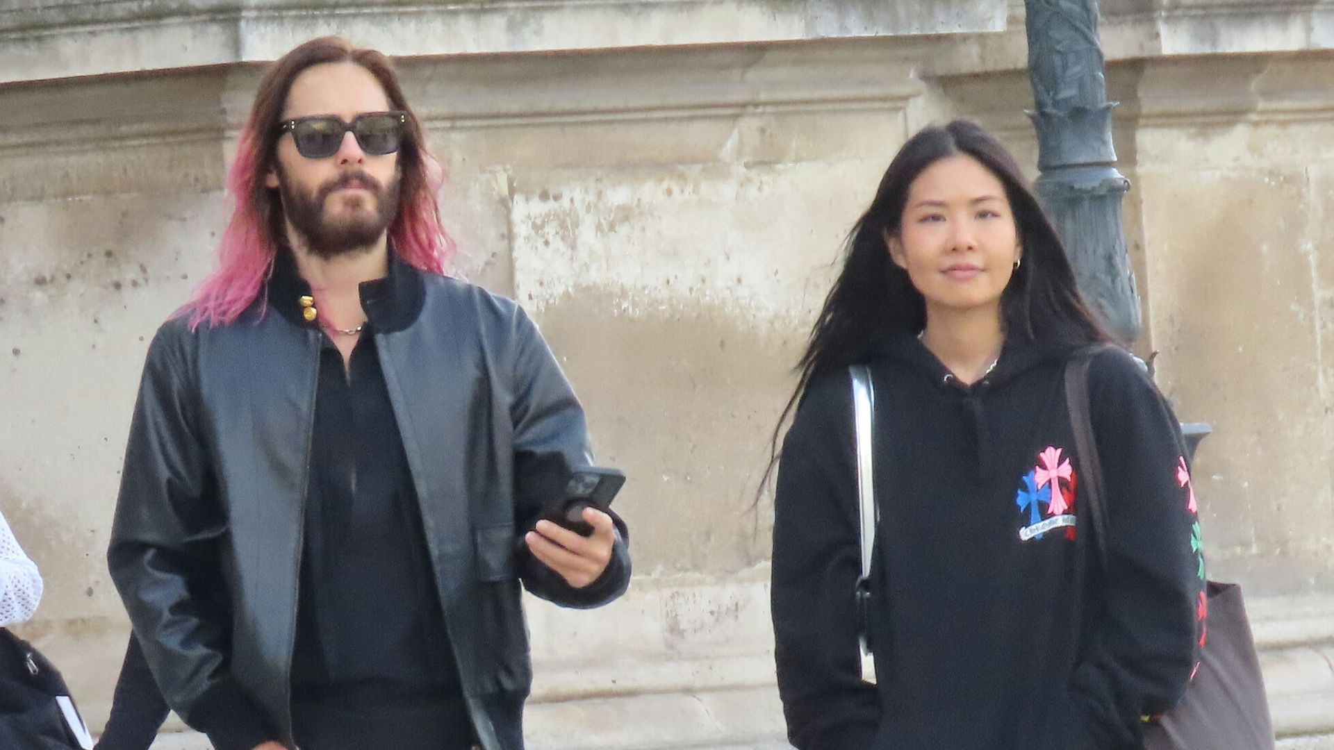 Vergeben? Jared Leto schlendert mit Unbekannter durch Paris