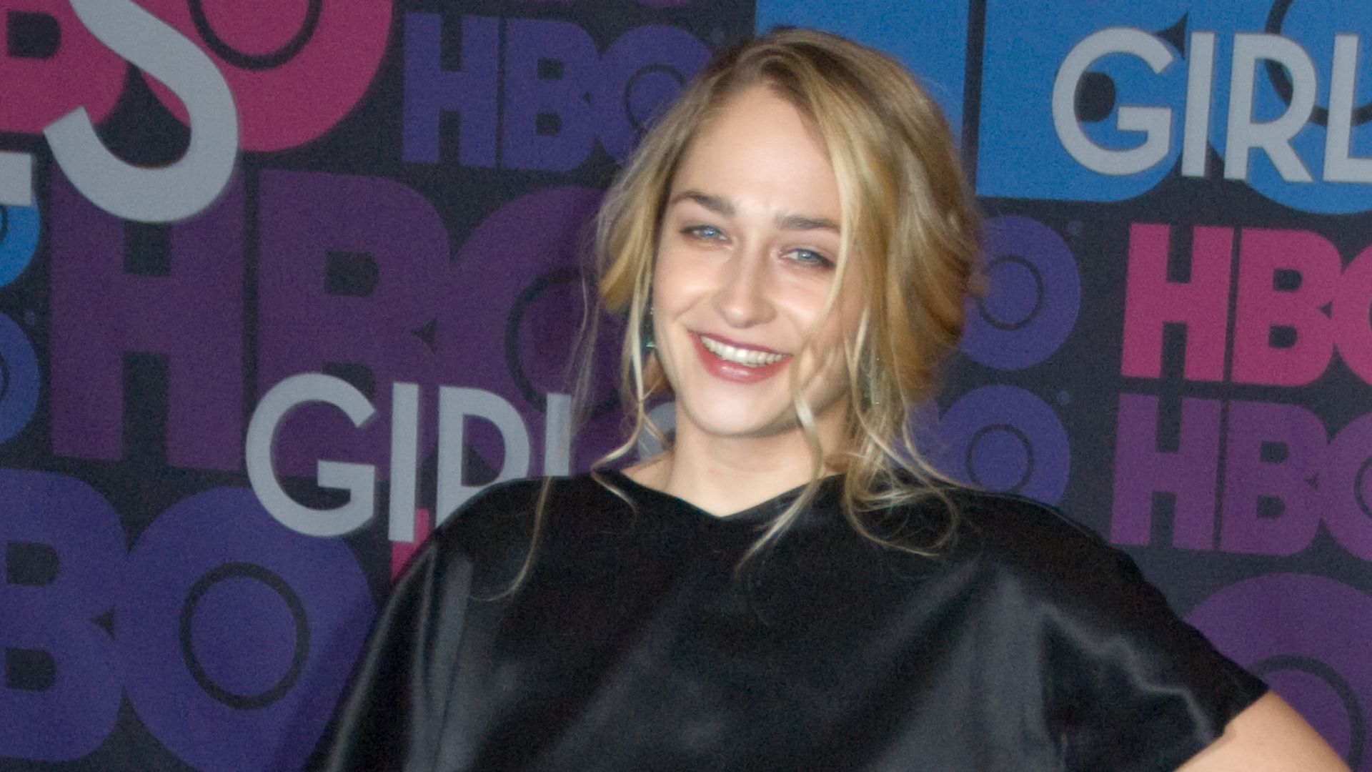 "Girls"-Star Jemima Kirke zeigt neue Rundungen | Promiflash.de