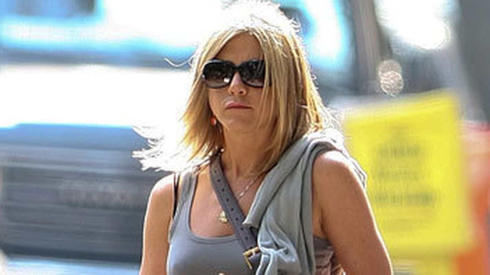 Erstaunlich! Jennifer Aniston zeigt ihr 1. Tattoo | Promiflash.de
