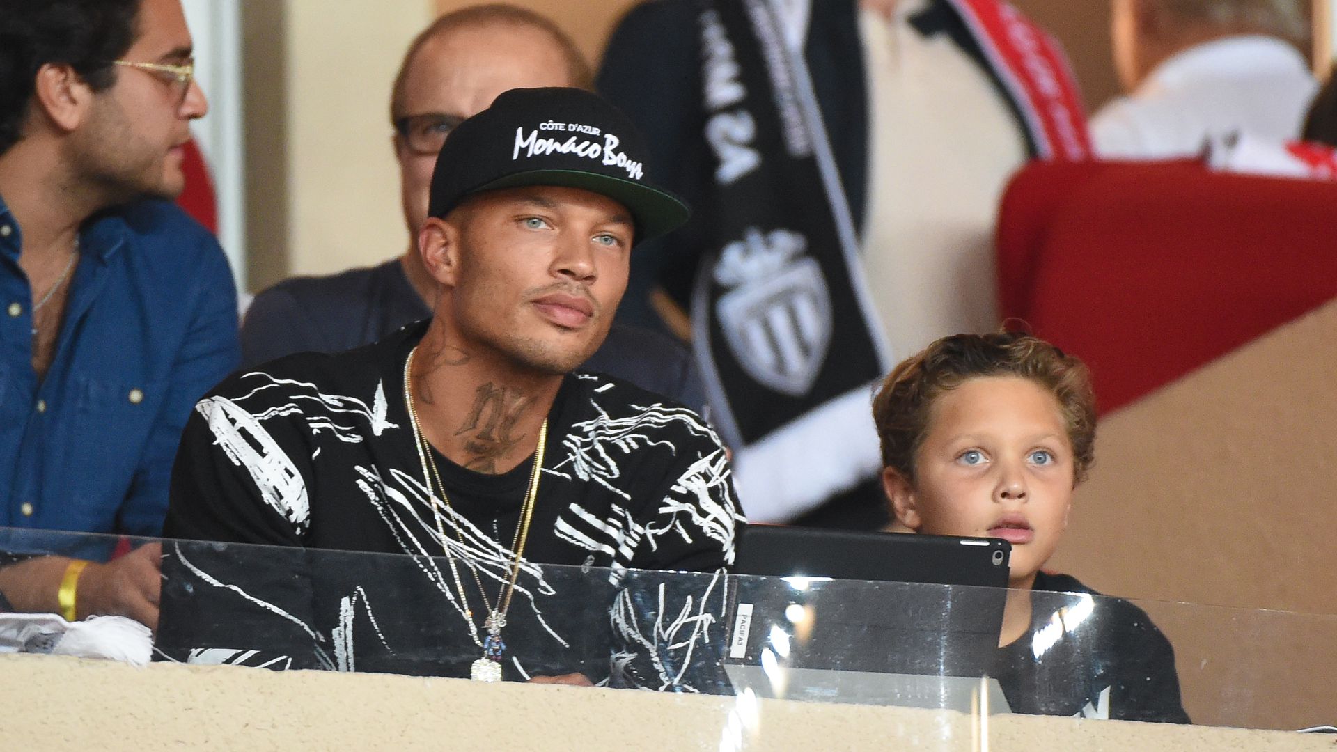 Vater-Sohn-Tag: Jeremy Meeks beim Fußball mit seinem Junior | Promiflash.de