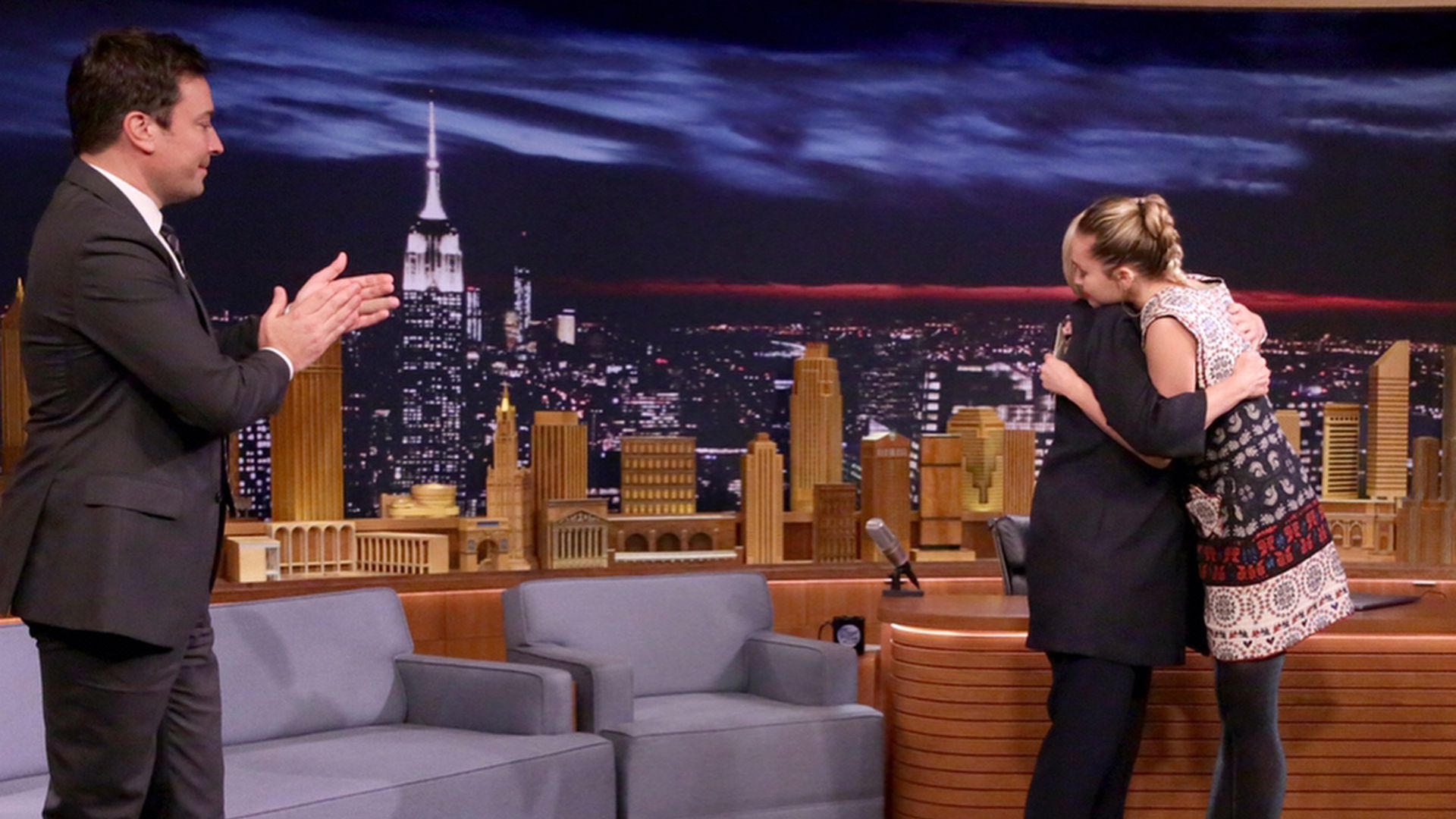 Miley Cyrus' Tränen-Auftritt: Danke an Hillary Clinton! | Promiflash.de