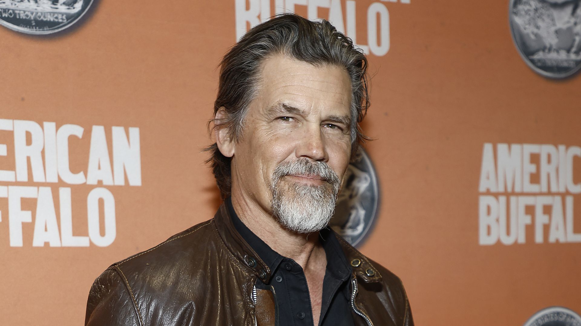 "Avengers"-Star Josh Brolin posiert komplett nackt im Netz!