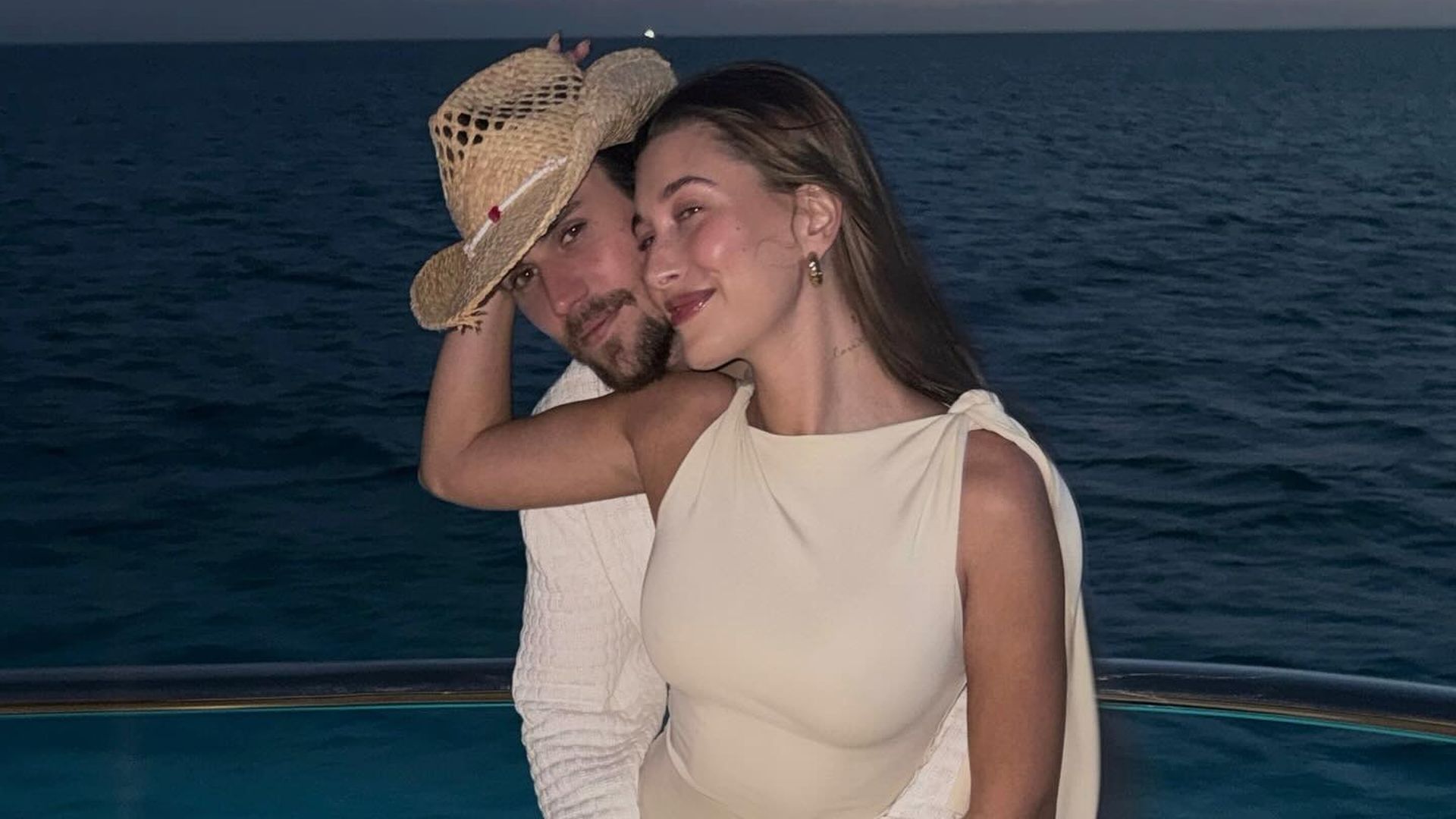 Turtelnd beim Coachella: Justin Bieber beschützt Hailey!