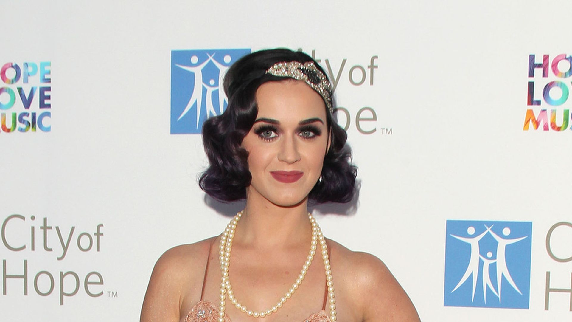 Schick: Katy Perry stilecht im 20er Jahre Look | Promiflash.de