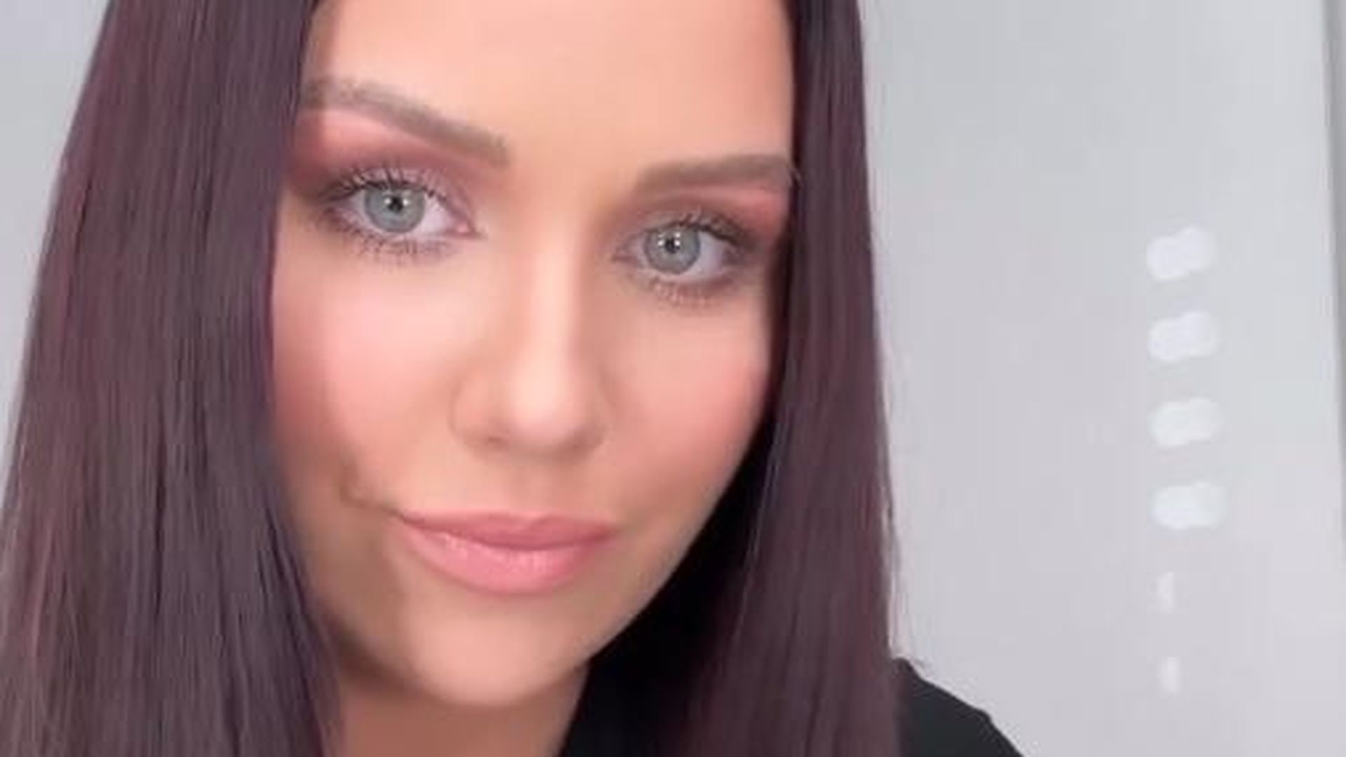 Rote Mähne adé: Kim Gloss trägt jetzt wieder dunkle Haare