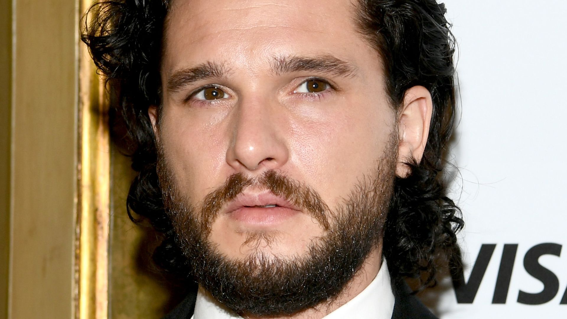 Wo sind seine Locken? Kit Harington mit Buzz Cut unterwegs | Promiflash.de