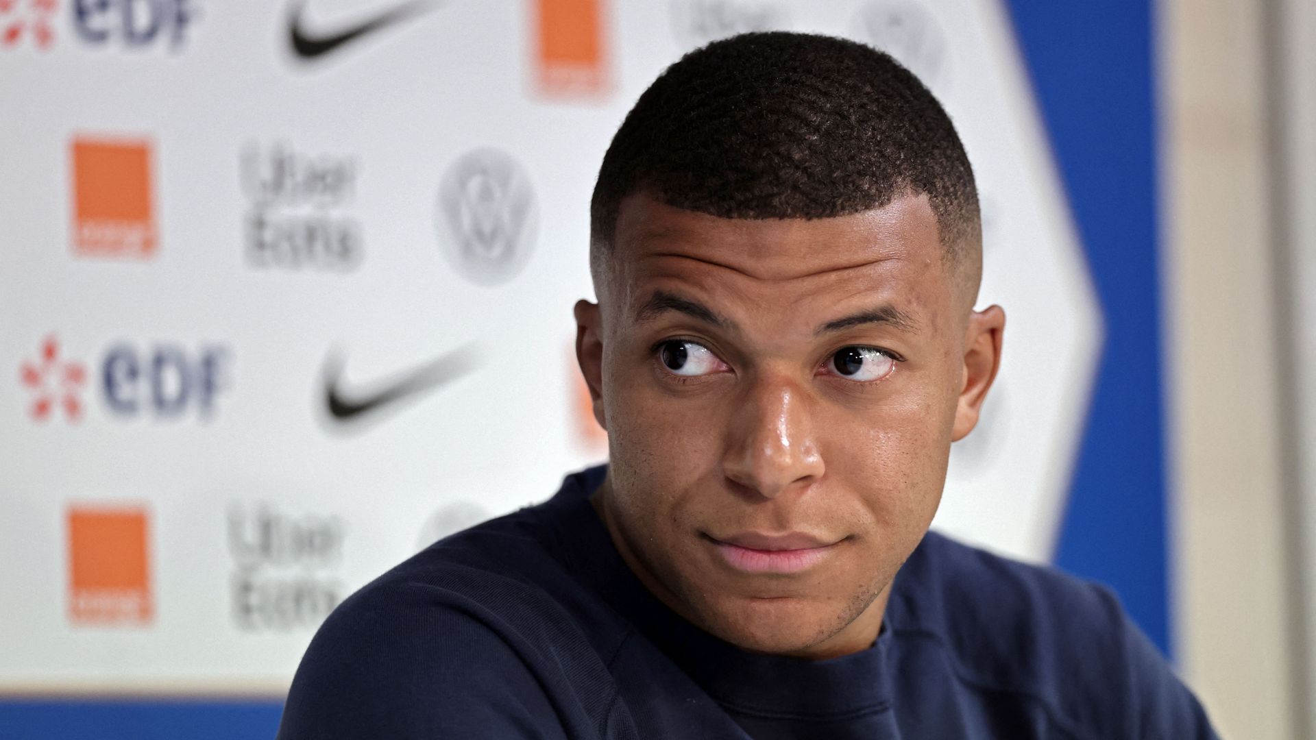Mit diesem Model genießt Kylian Mbappé ein romantisches Date