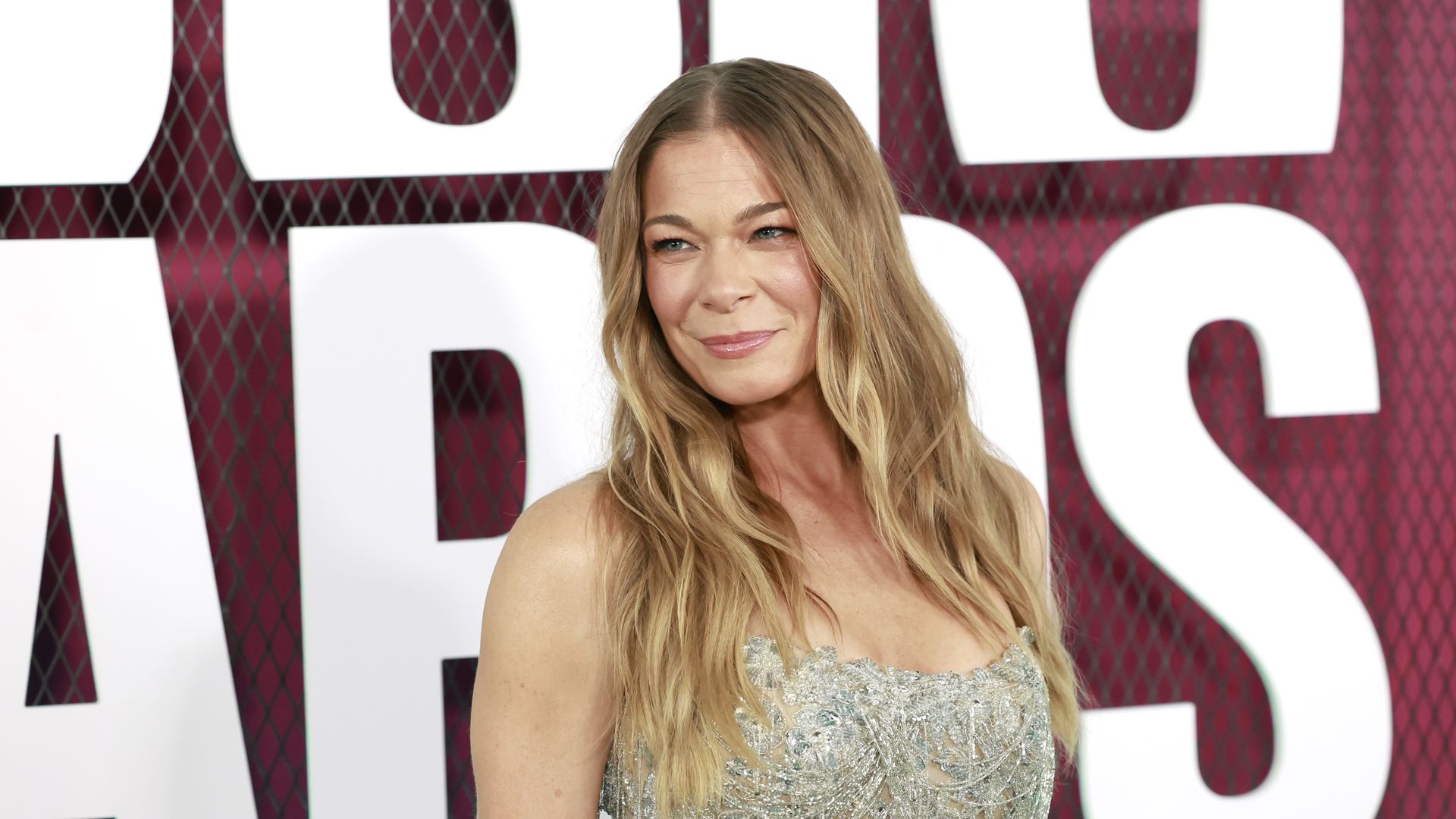 LeAnn Rimes verliert die Zähne auf der Bühne während Konzert