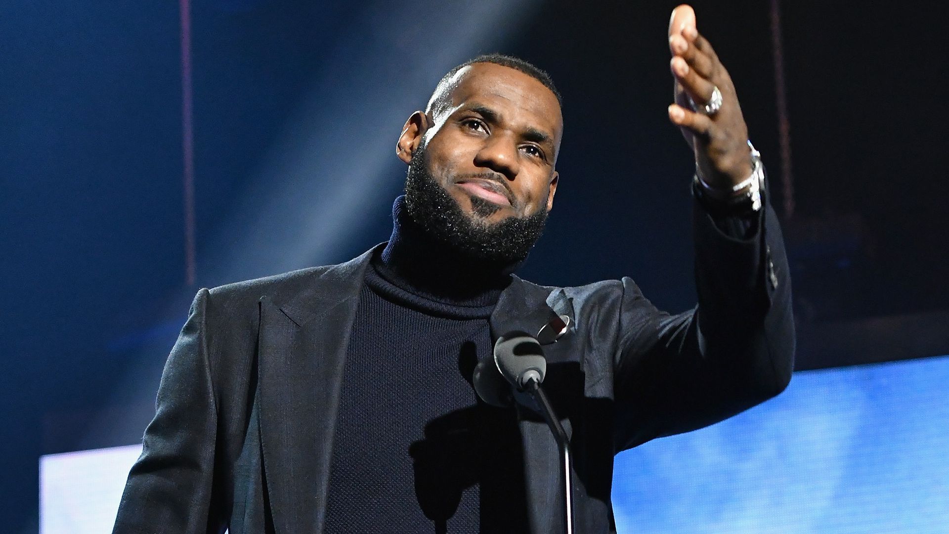 Basketballer LeBron James besucht Schule in Berlin-Neukölln | Promiflash.de
