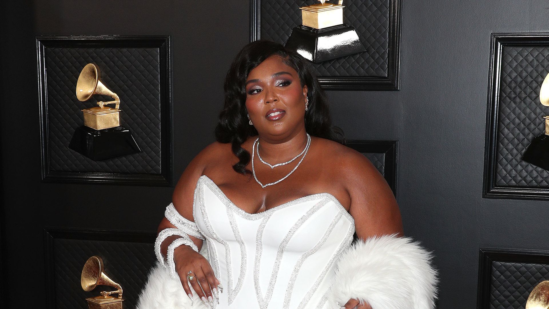Im Old-Hollywood-Style: Lizzo mit Boa bei Grammys unterwegs