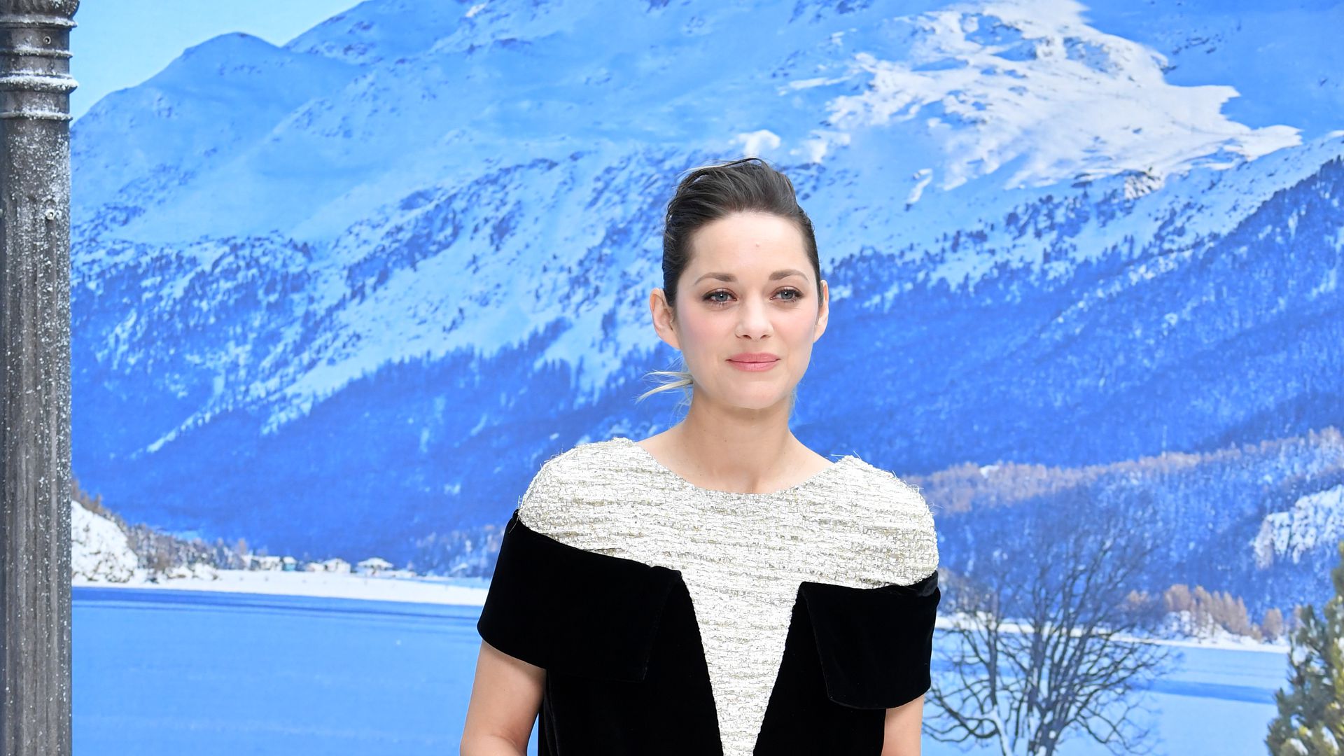 Neuer Style? Marion Cotillard im skurrilen Outfit | Promiflash.de