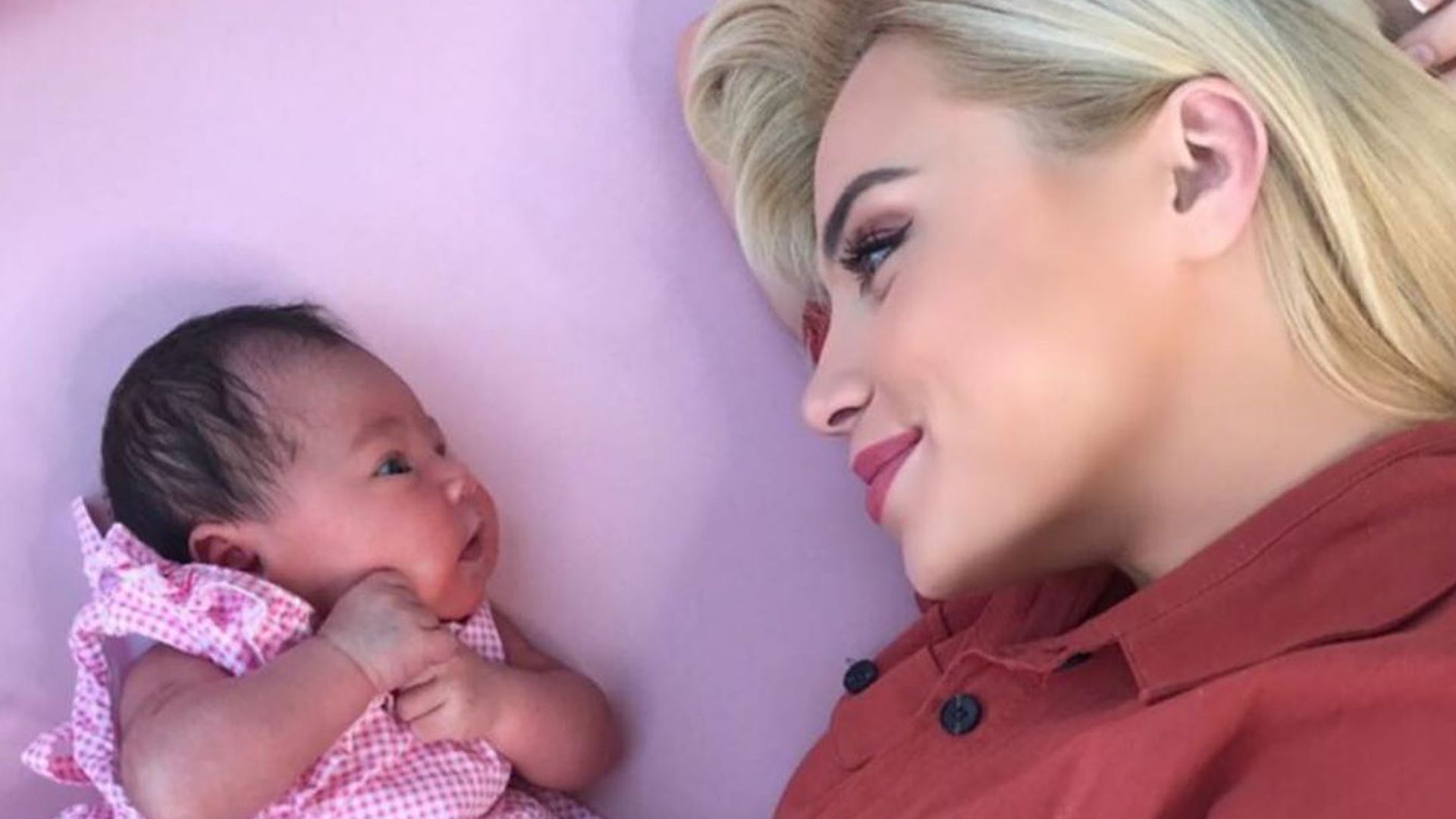 Mit Babyfoto: Melissa Reeves verrät den Namen ihrer Tochter