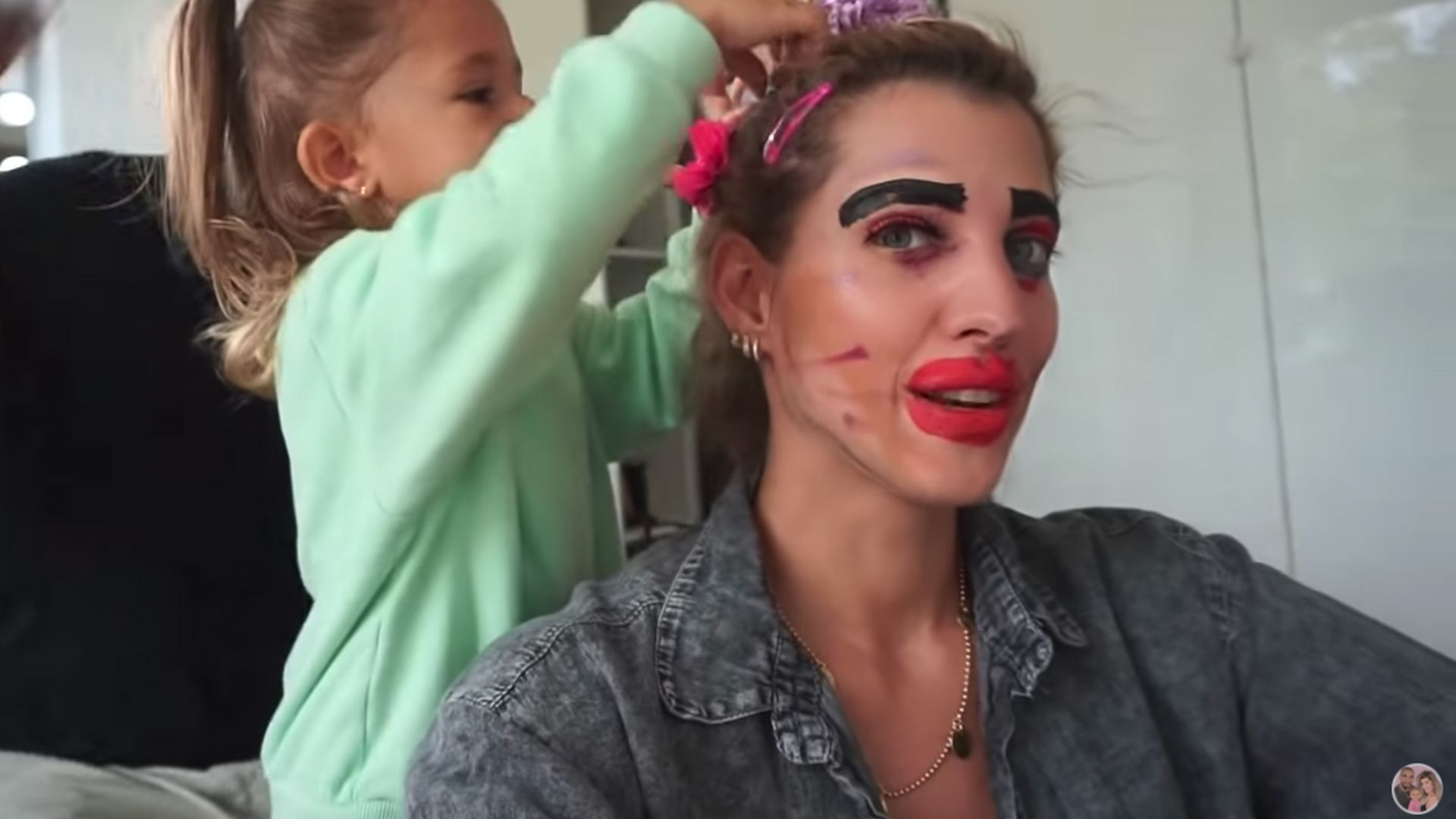 So sieht Sarah Harrison aus, wenn Mia Rose (2) sie aufstylt