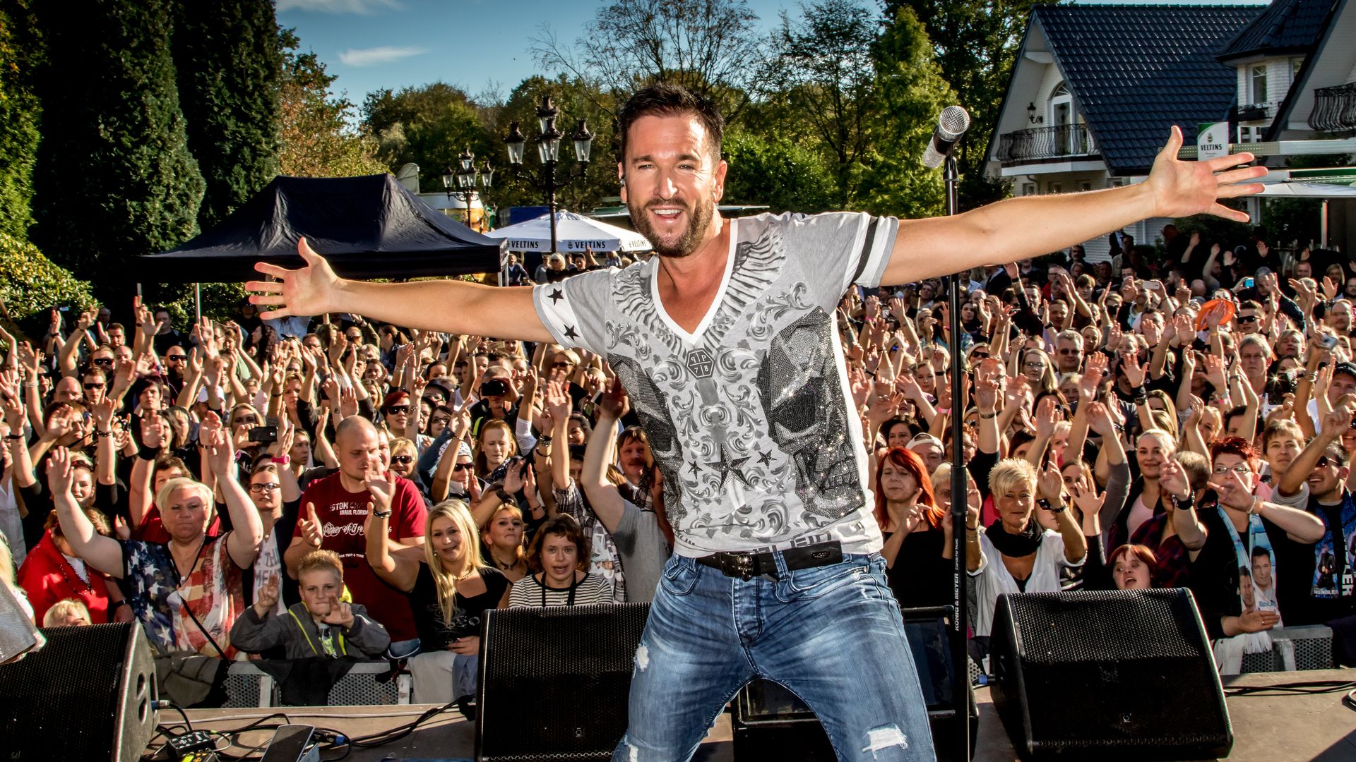 "Flucht nach vorn": Michael Wendler feiert Musik-Comeback! | Promiflash.de