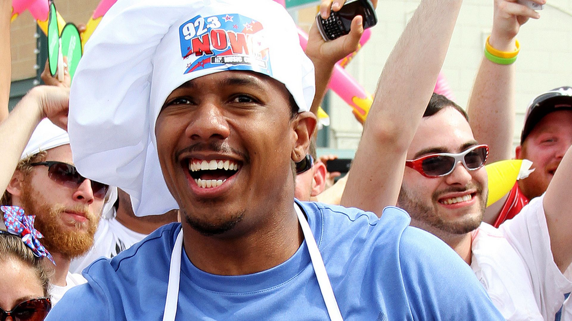 Lustig! Nick Cannon als Grill-Meister! | Promiflash.de