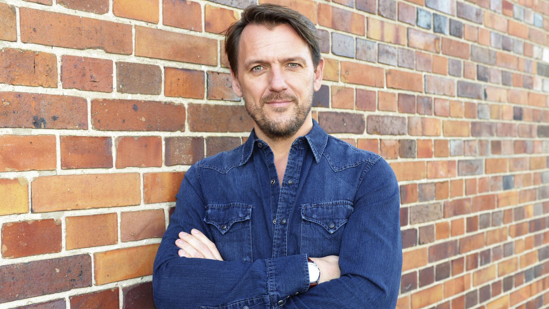 Neu bei GZSZ: Nils Schulz und seine Figur ticken ähnlich! | Promiflash.de