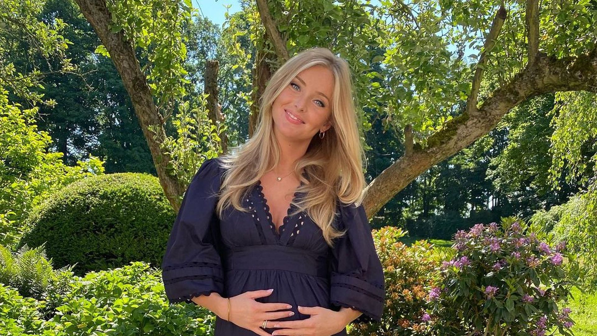 Sommerlich: Patrice Aminati setzt ihren Babybauch in Szene