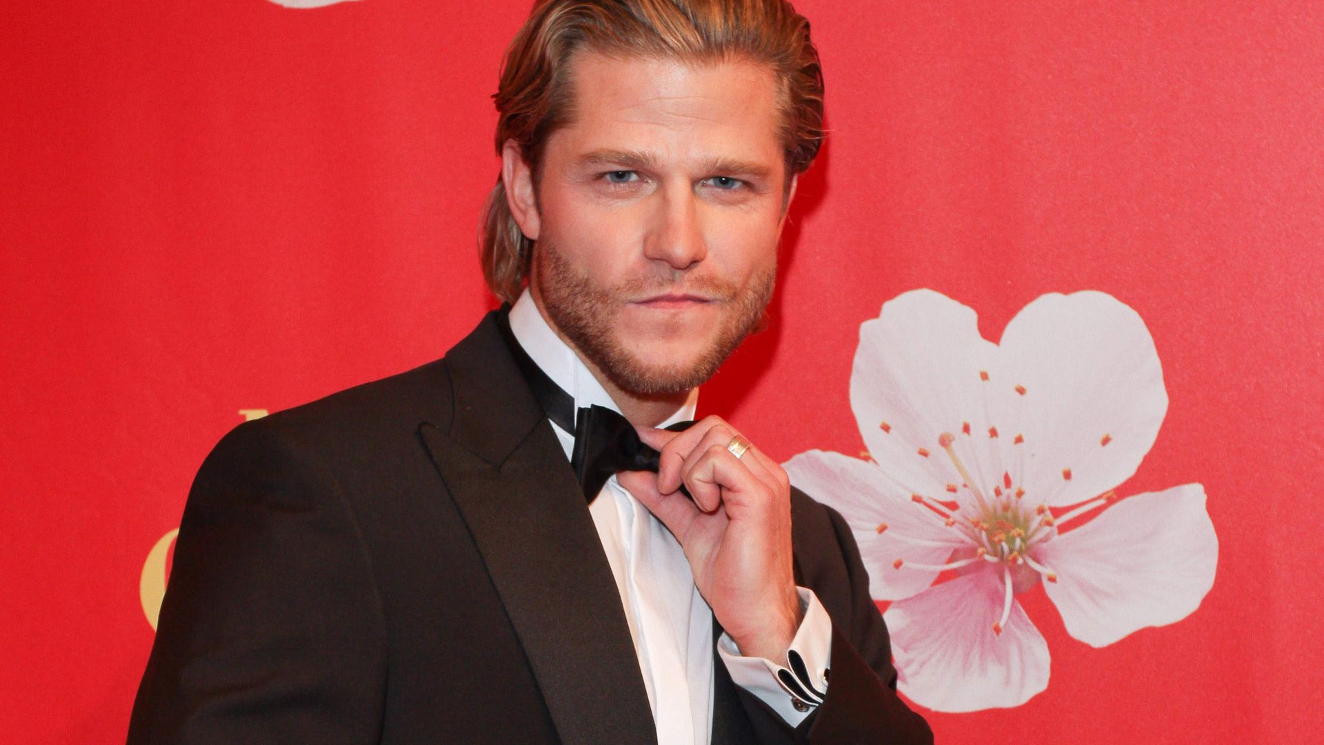 Scharf auf alle 3: Paul Janke steht auf die Bunnys | Promiflash.de