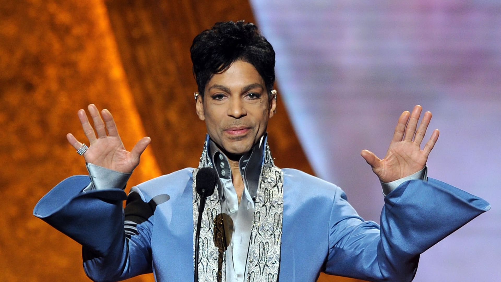 Fotos veröffentlicht: So starb Prince vor genau zwei Jahren | Promiflash.de