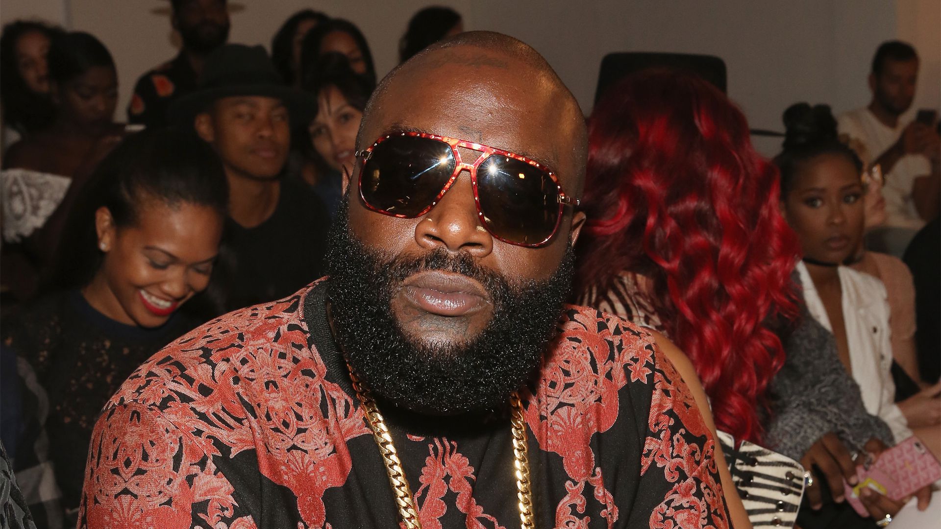 "Er hustet Blut": Notruf von Rapper Rick Ross enthüllt | Promiflash.de