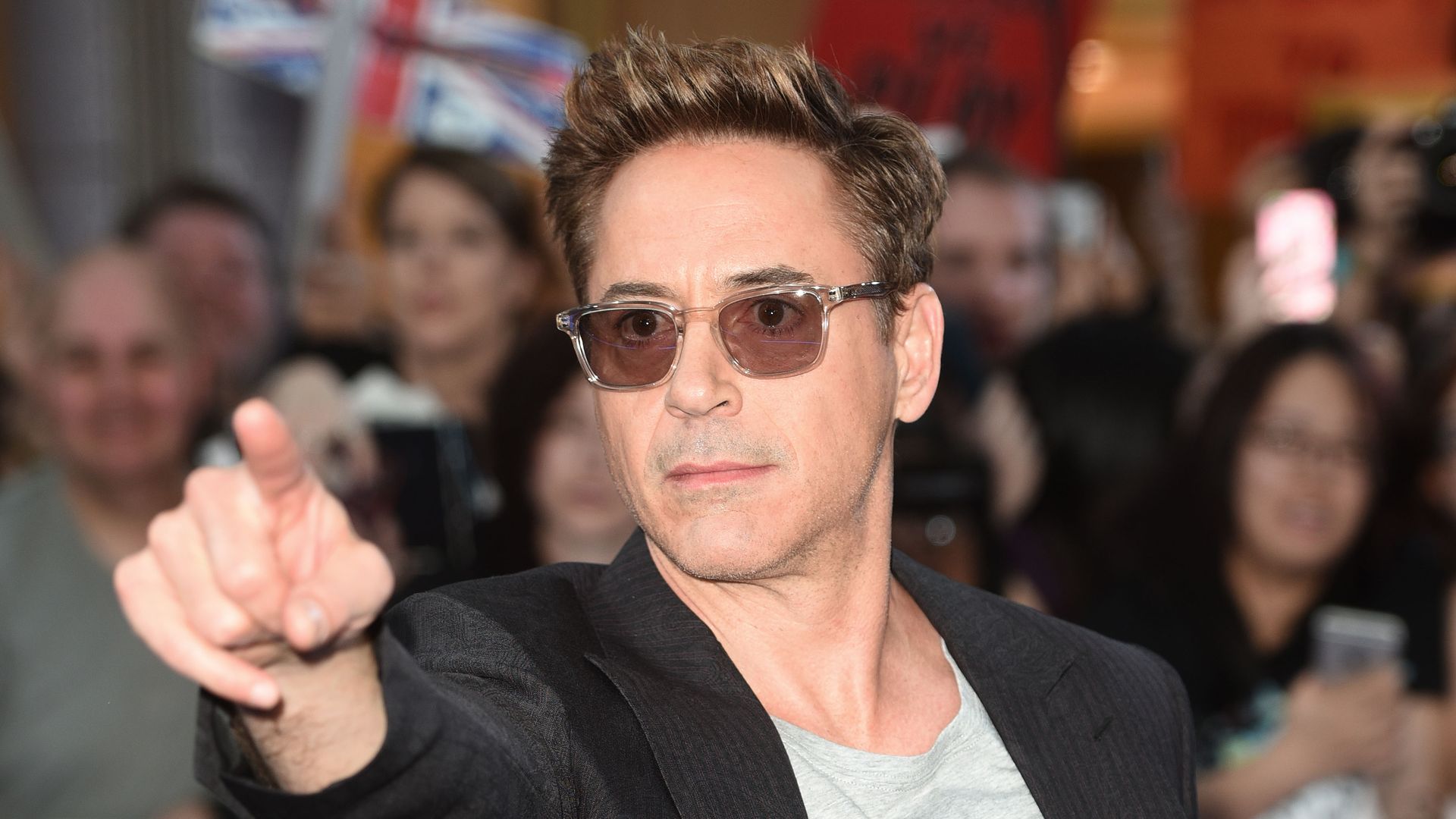 Schmierfink! Robert Downey Jr. sauer über Interview-Eklat | Promiflash.de