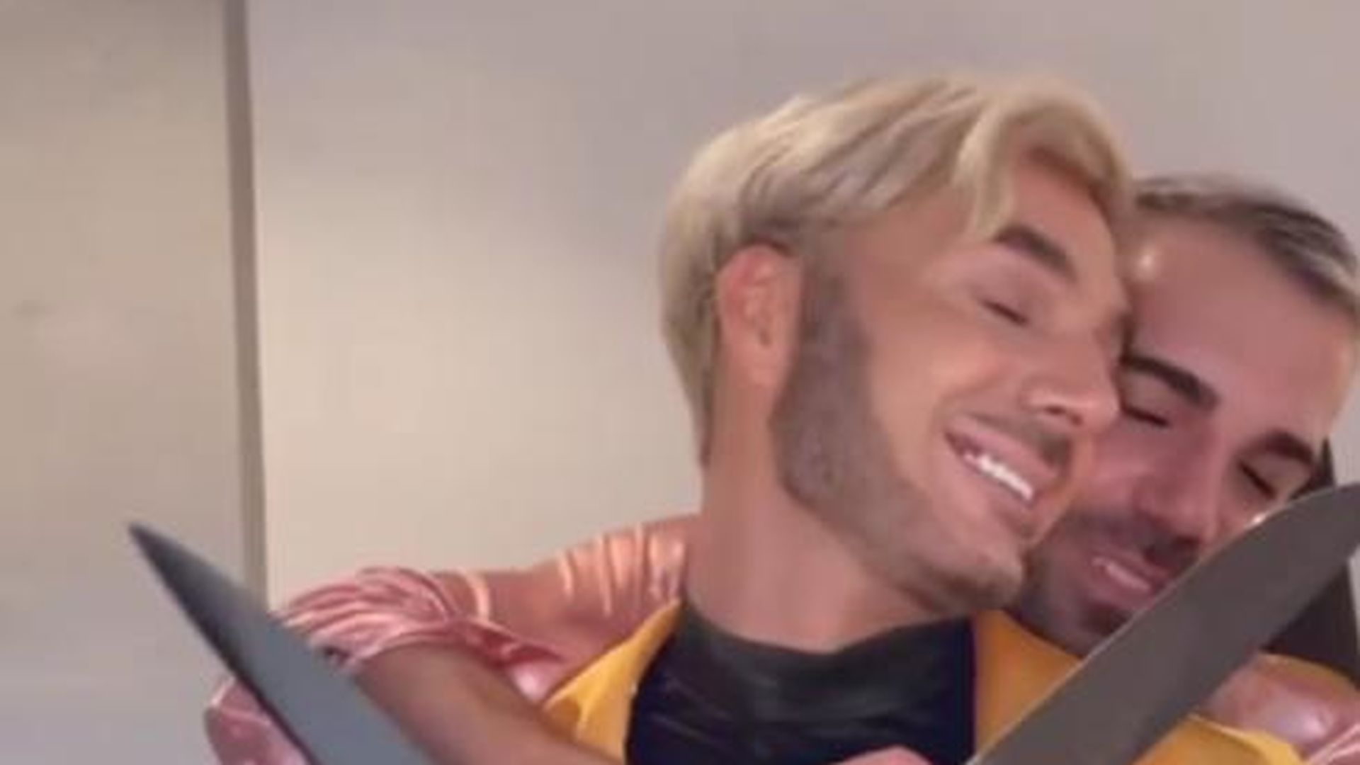 Sam Dylan und Rafi machen sich über Messer-Eklat lustig