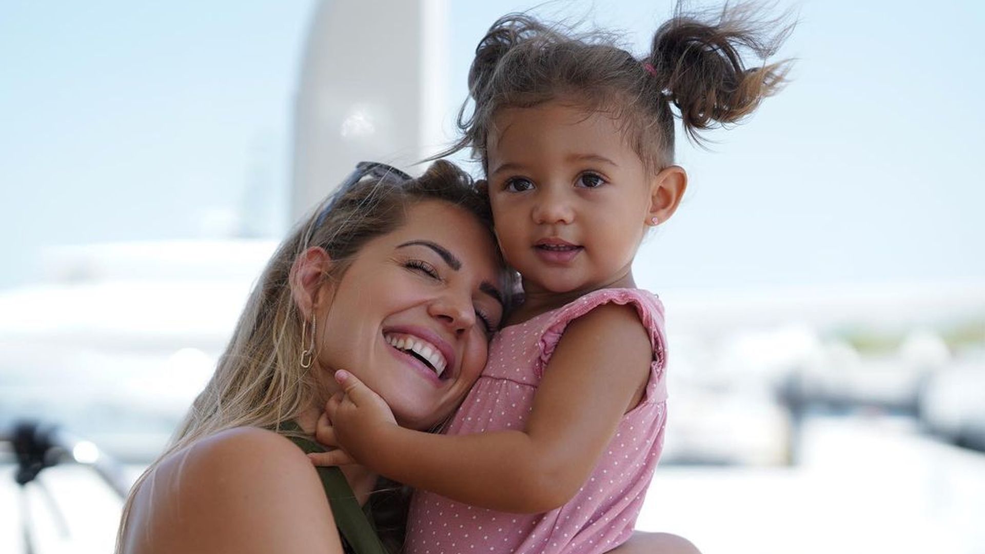 Sarah Harrisons Tochter Kyla hat sich den Arm ausgekugelt!