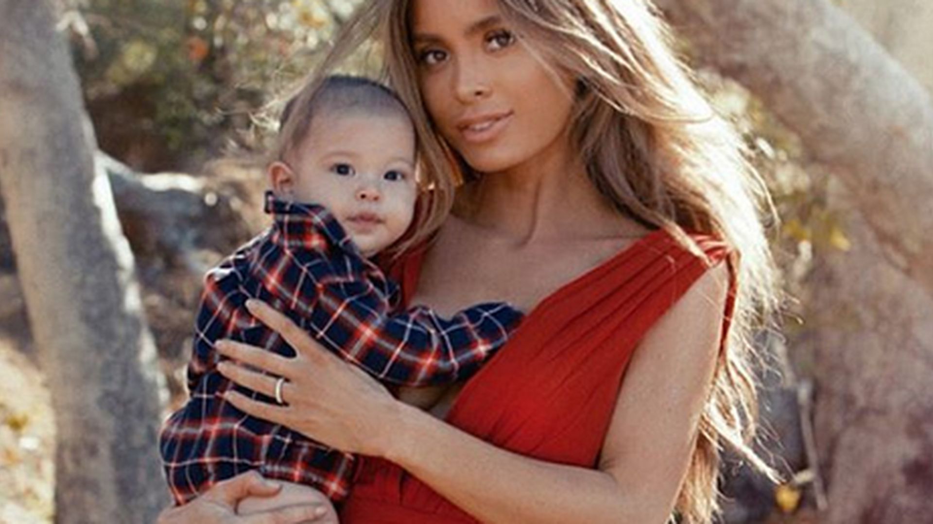 Sixpack-Mom Sarah Stage: So groß ist Sohn James geworden | Promiflash.de