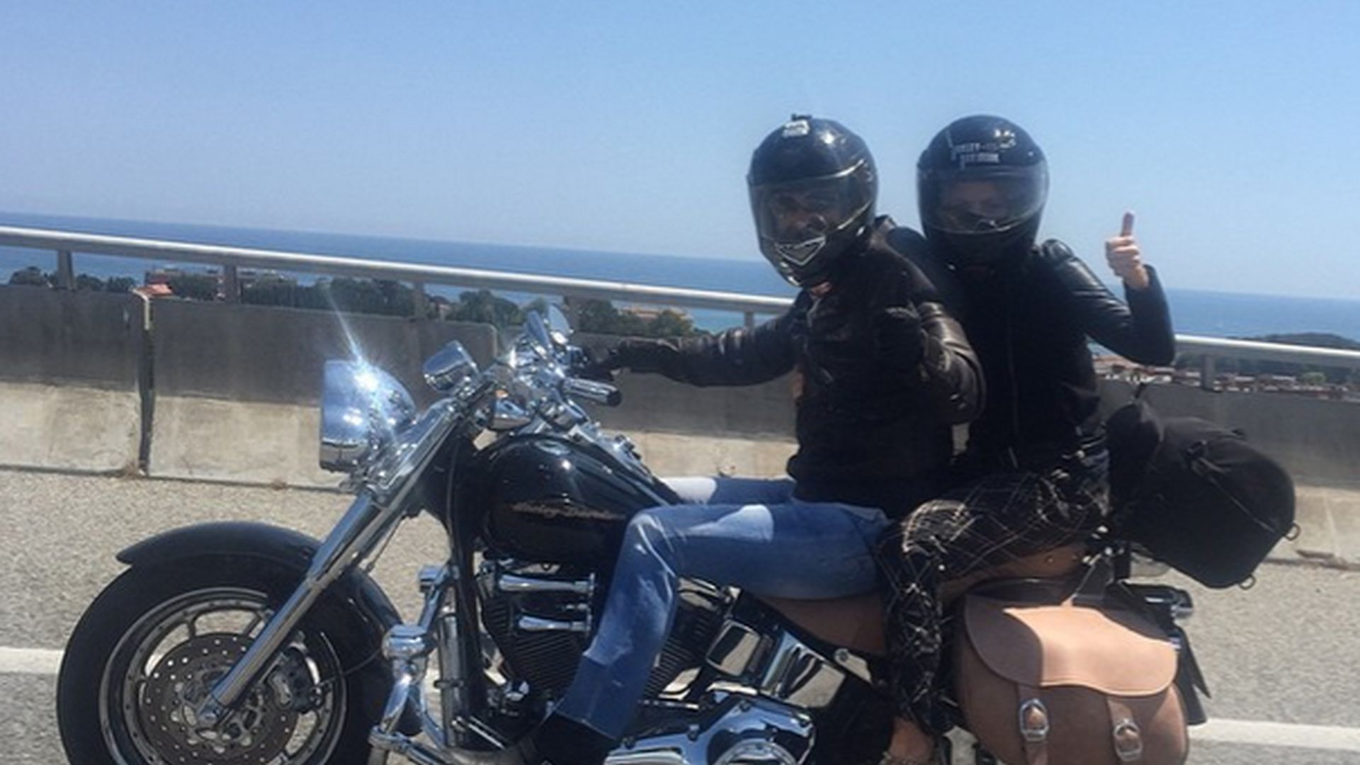Coole Motorrad-Rocker: Shakira mit Schwiegervater unterwegs | Promiflash.de