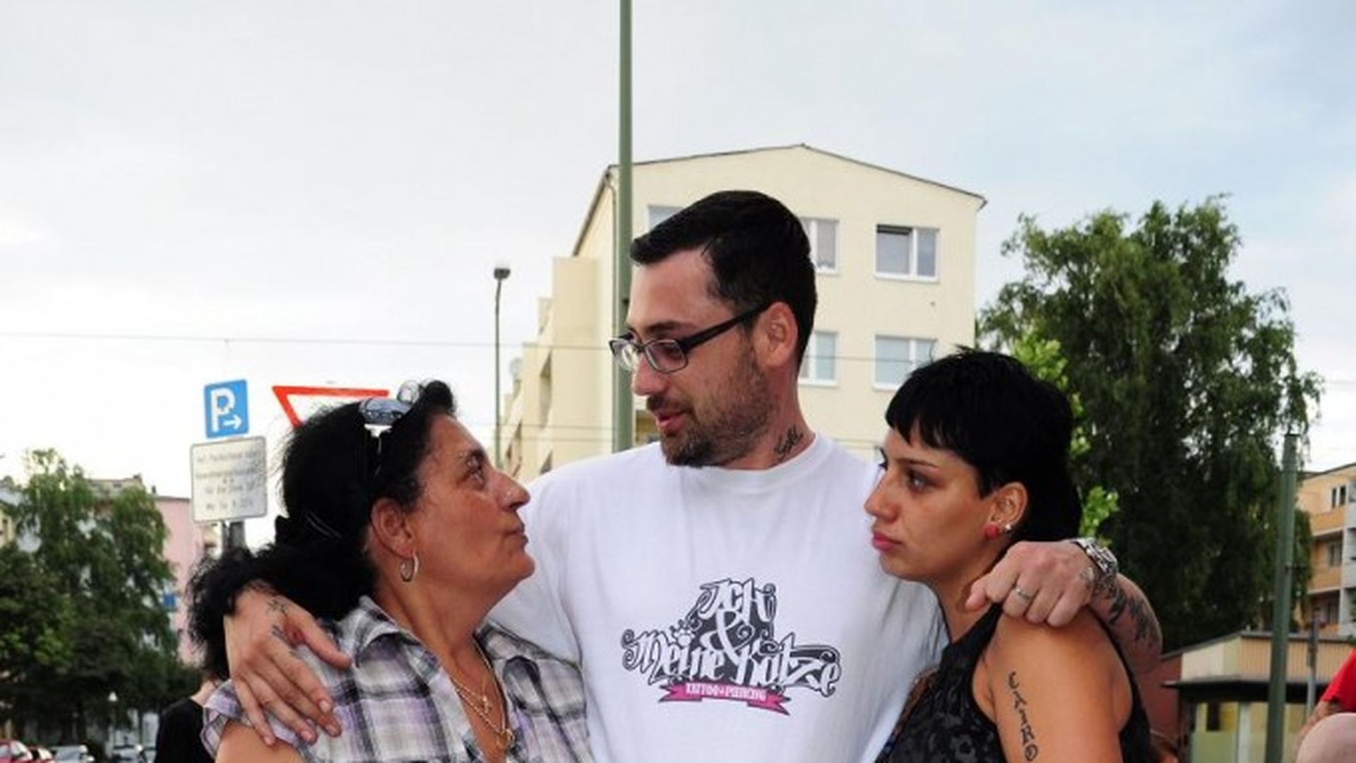 Süßes Foto: Sido knuddelt mit Mama und Schwester | Promiflash.de