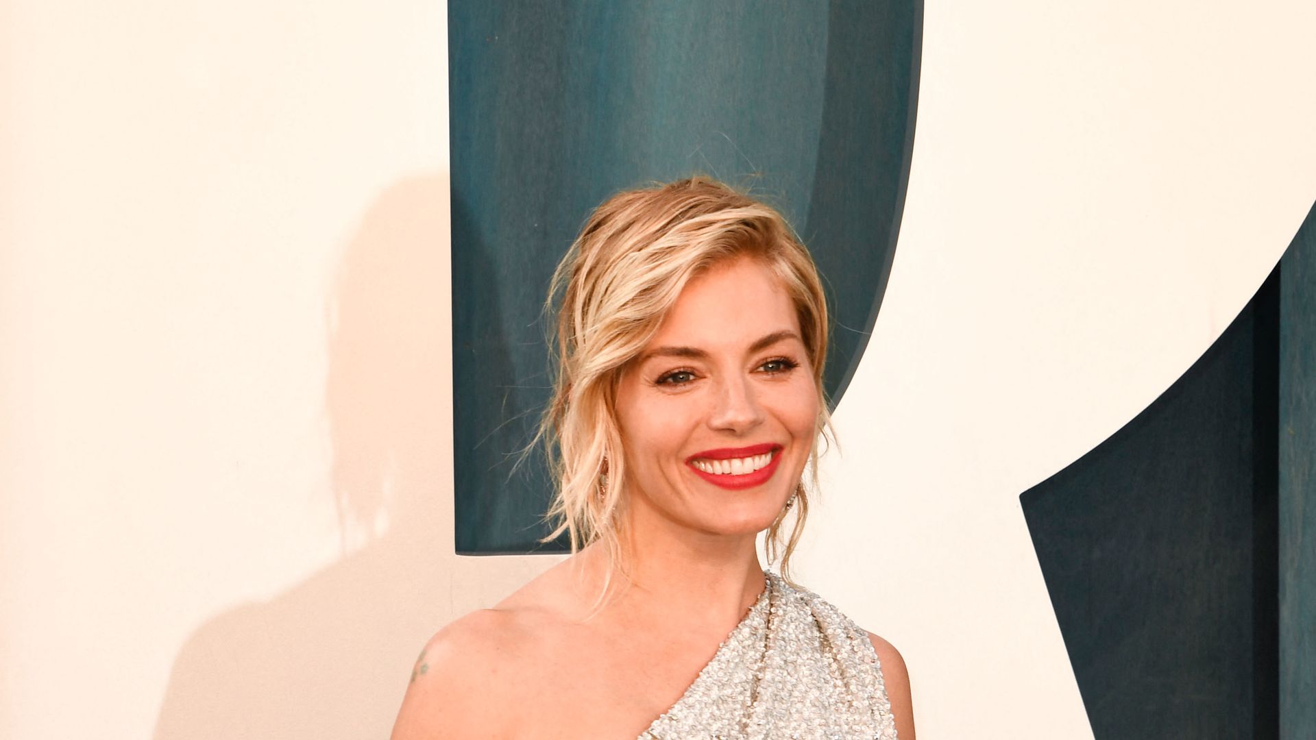 Enthüllt: Das verbirgt sich alles in Sienna Millers Tasche!