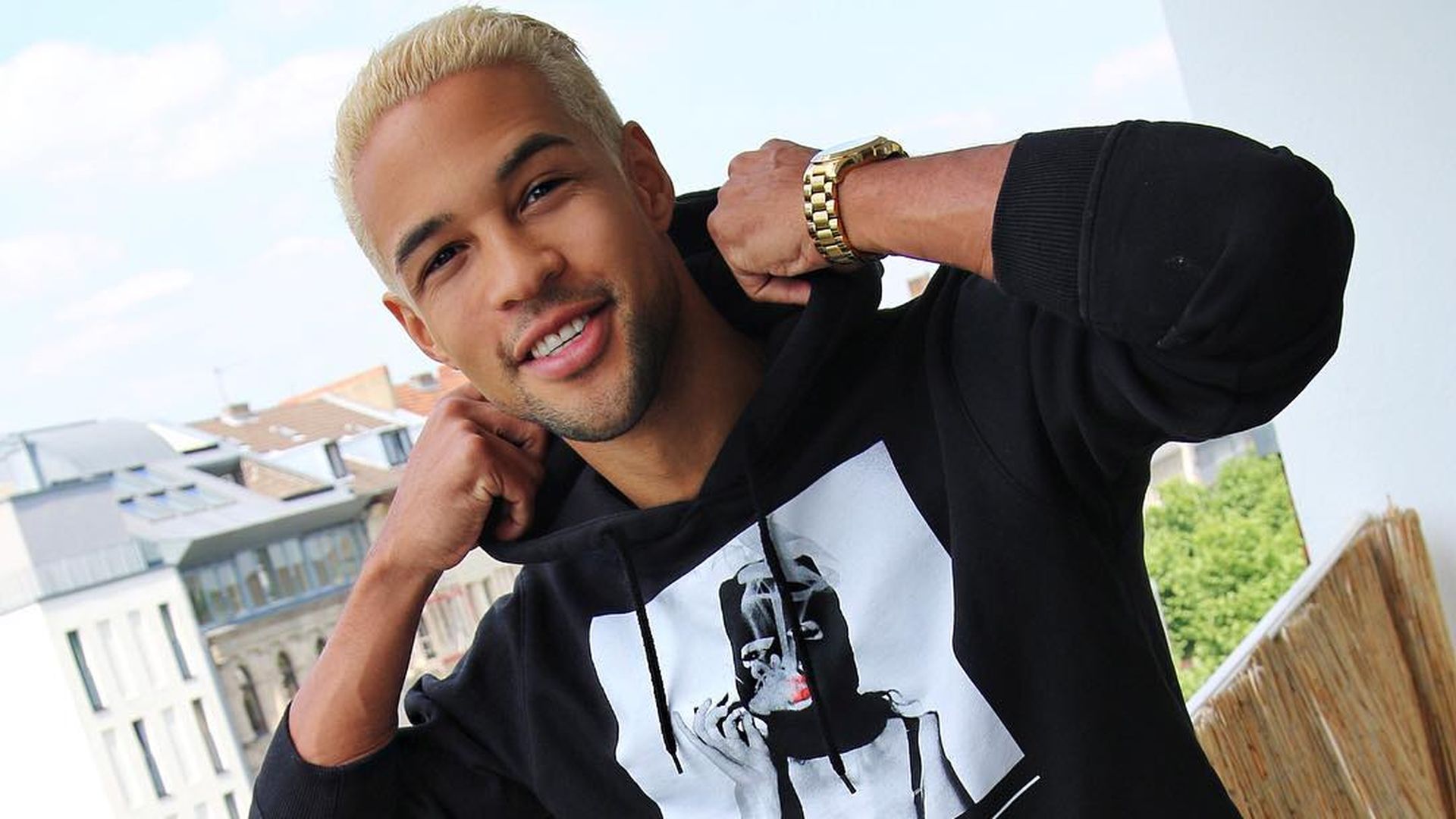 Total verändert: Wie gefällt euch Simon Desues neuer Look? | Promiflash.de