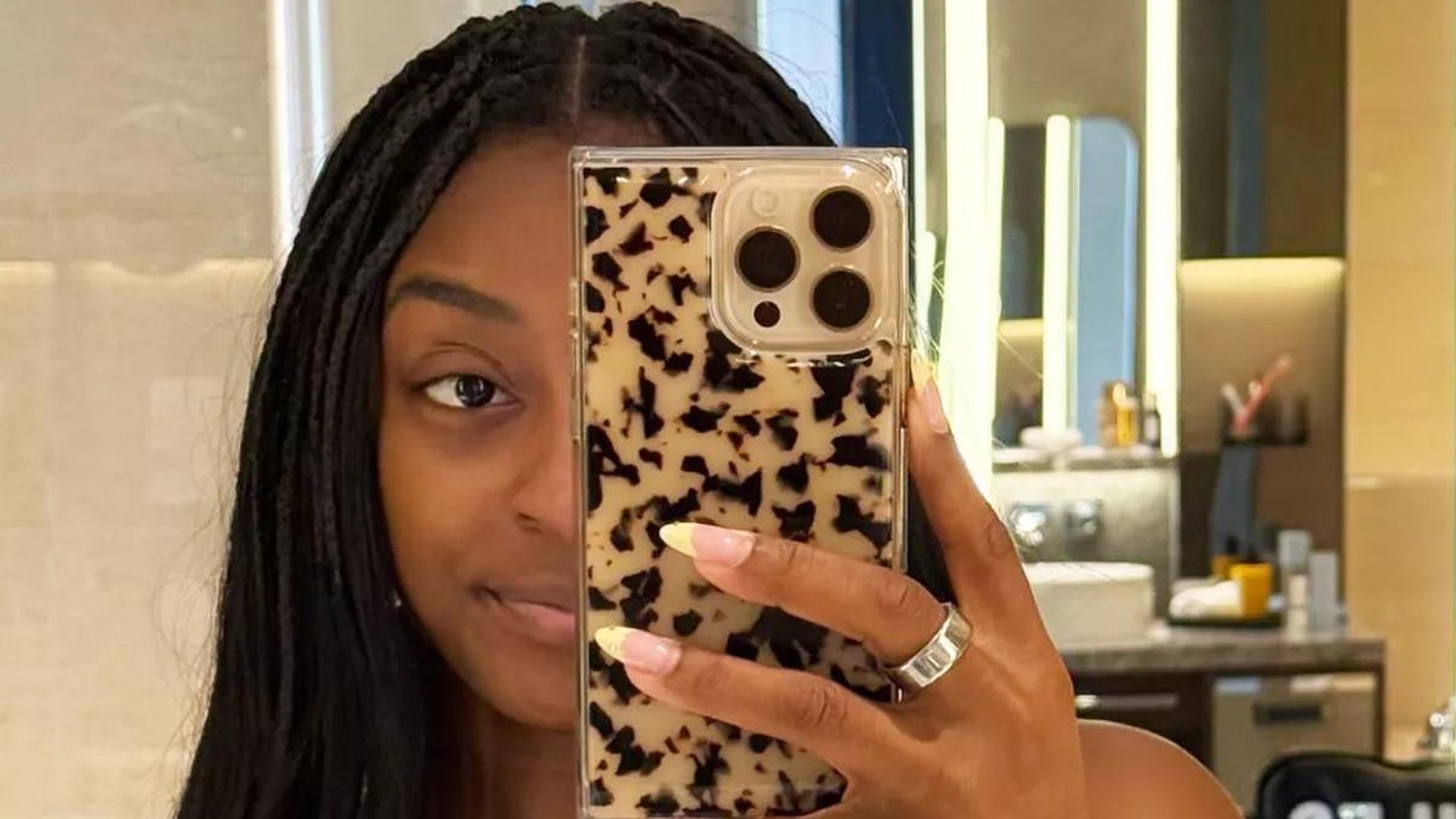 Sexy Look: Simone Biles posiert im Bikini mit Olympia-Logo