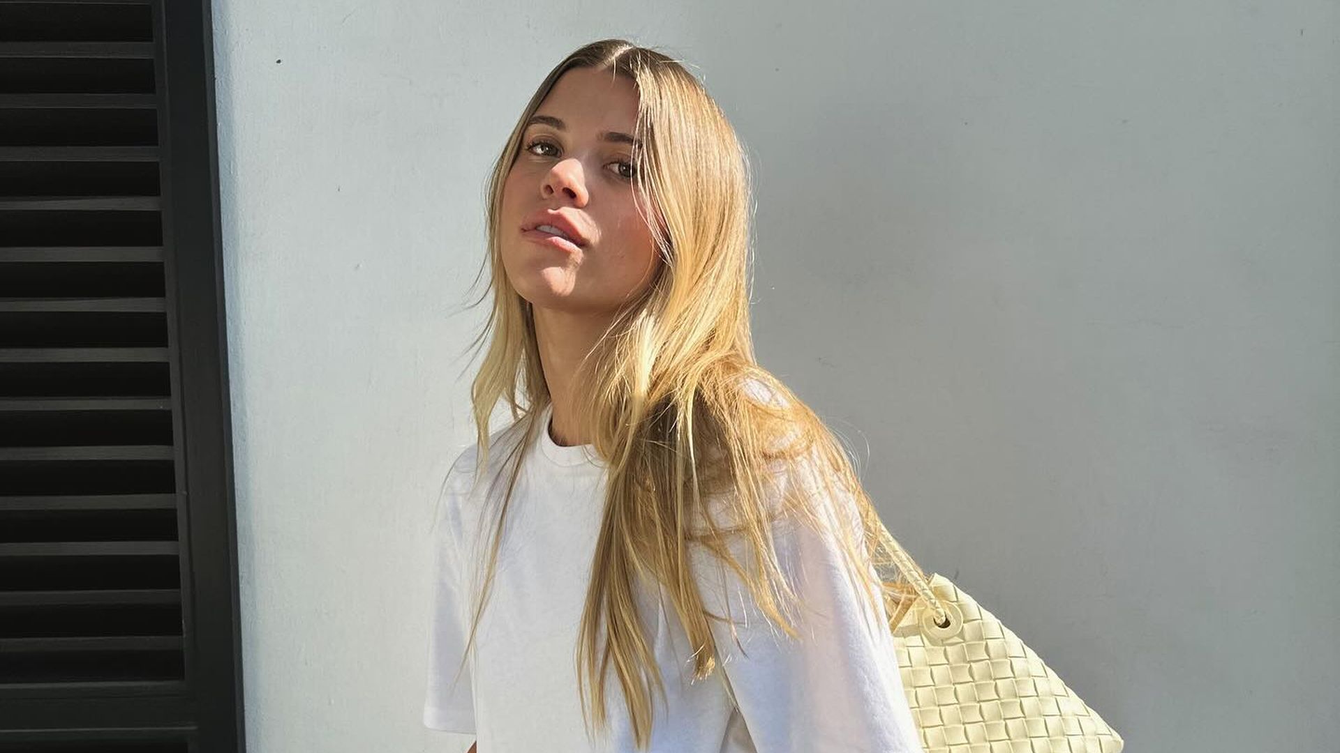 Traum in Weiß: Sofia Richie setzt ihre Babykugel in Szene!