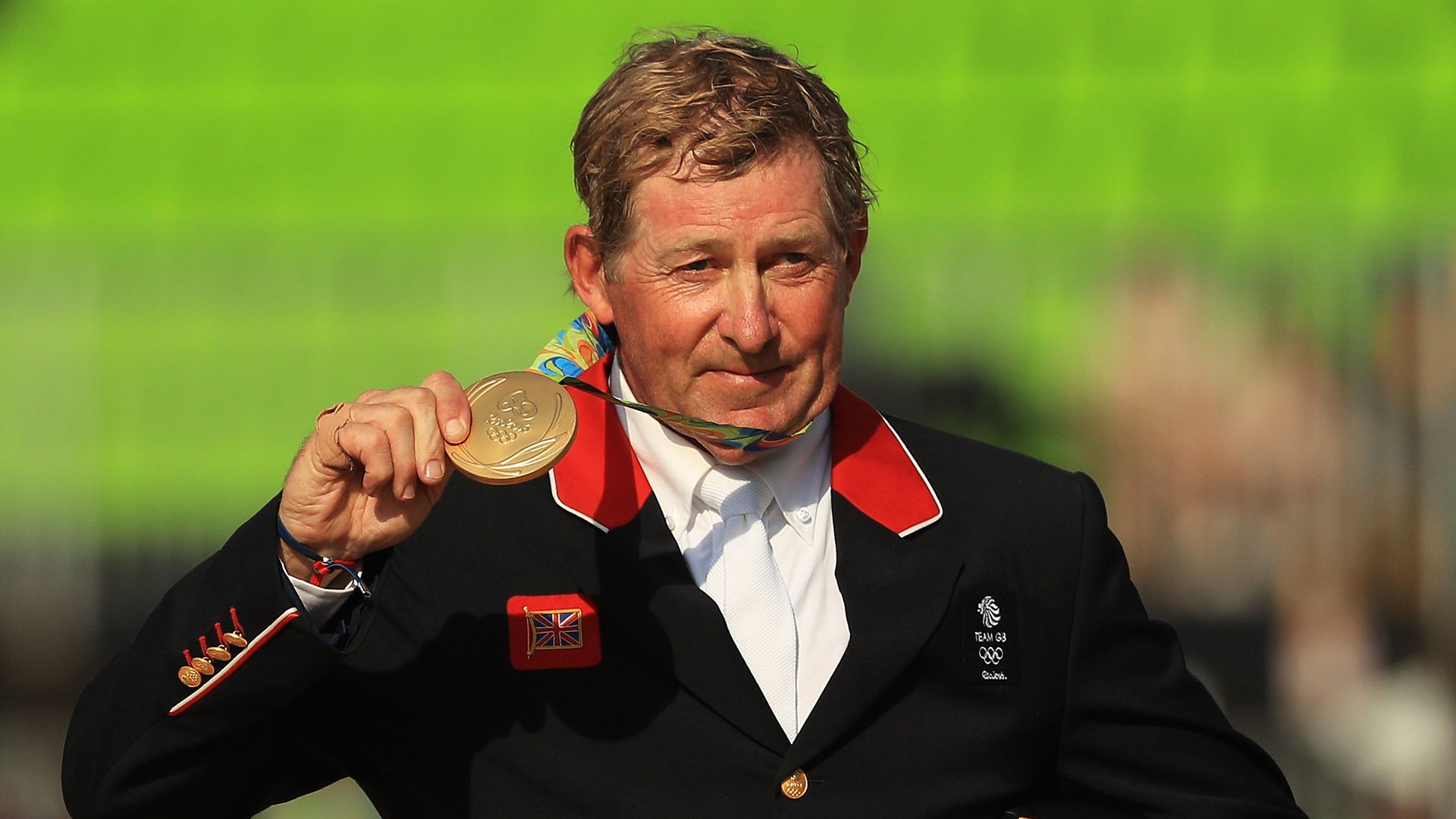 Trotz Genickbruch und künstlicher Hüfte: Gold für UK-Reiter | Promiflash.de