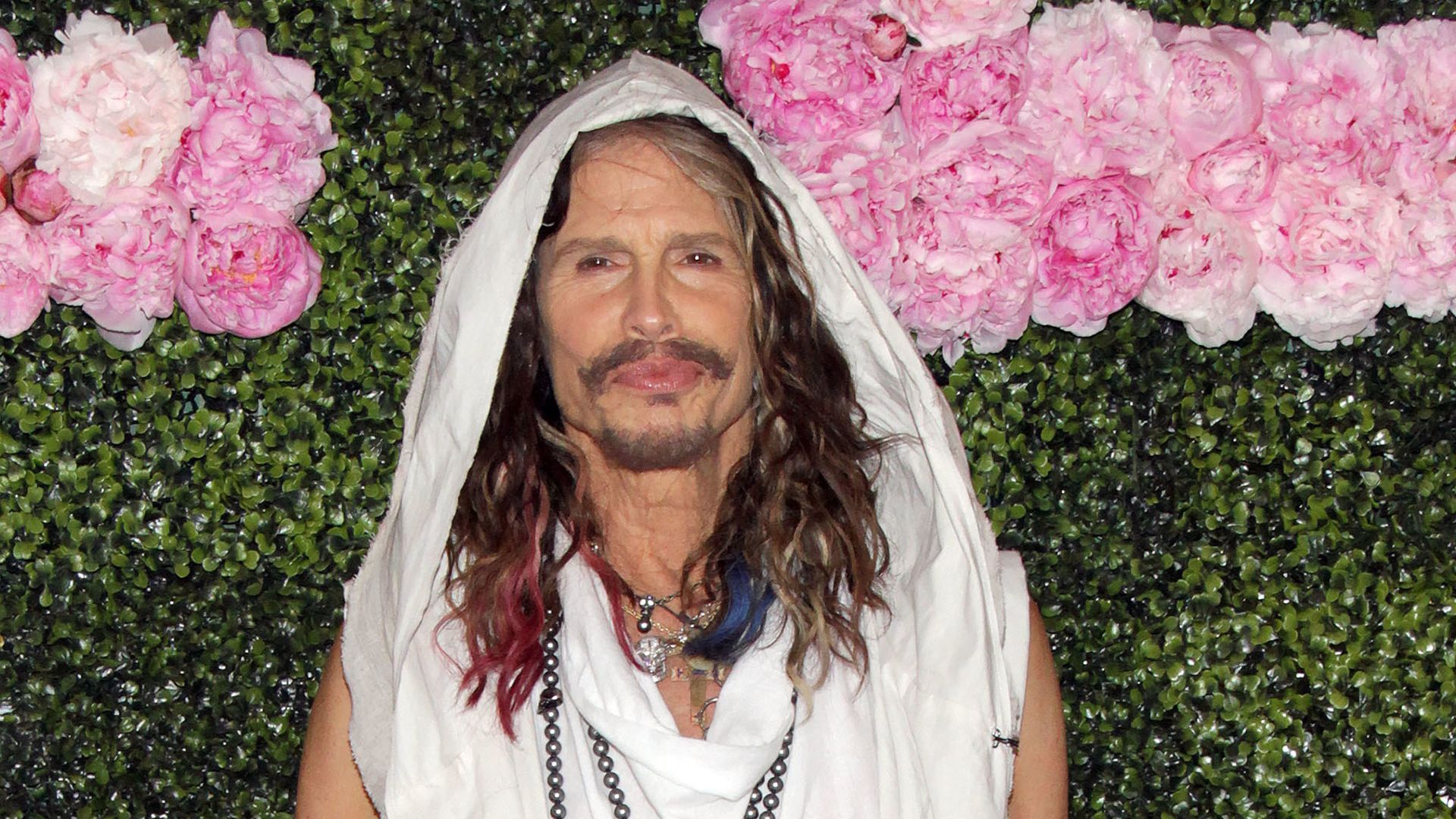 Jesus-Kopie! Steven Tyler zieht die Blicke an | Promiflash.de