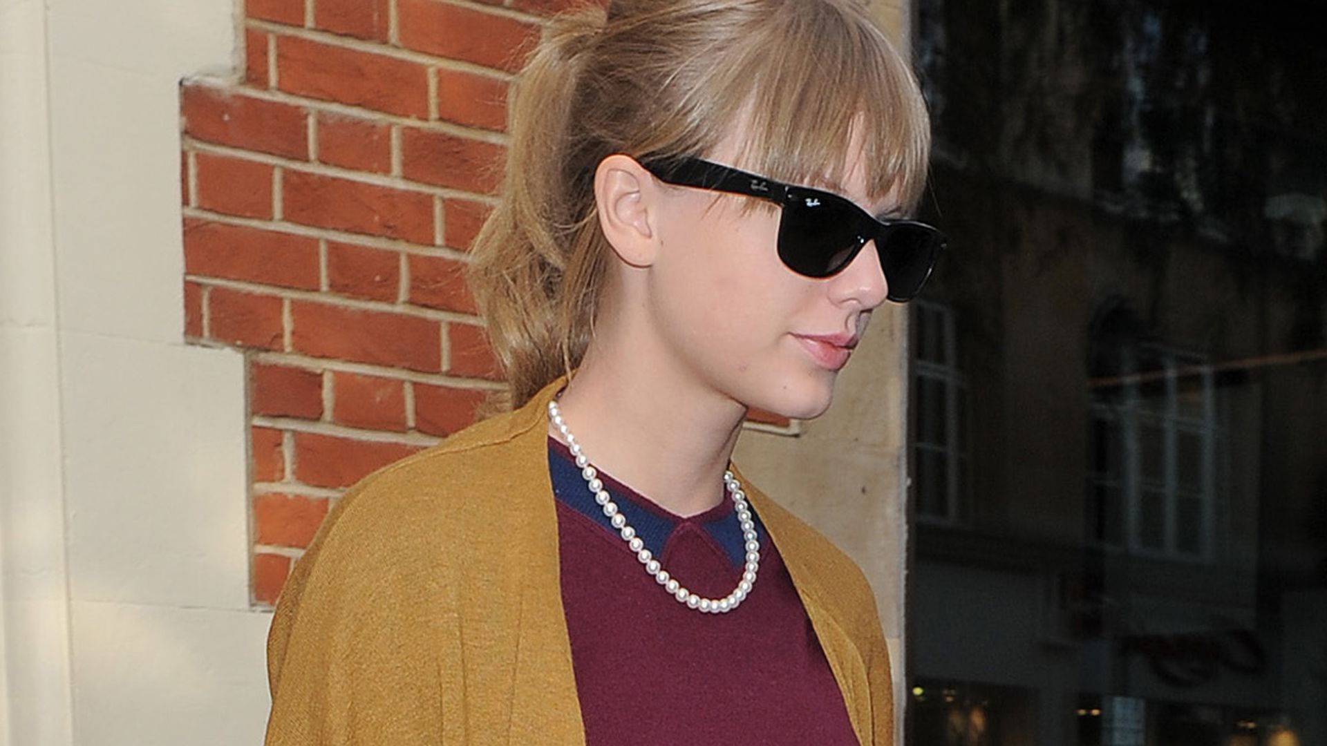 Adrett! Taylor Swift im herbstlichen Preppy-Style | Promiflash.de