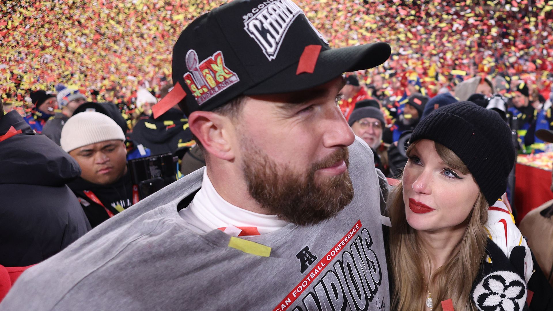 Taylor Swift feiert NFL-Triumph von Travis Kelce mit Kuss