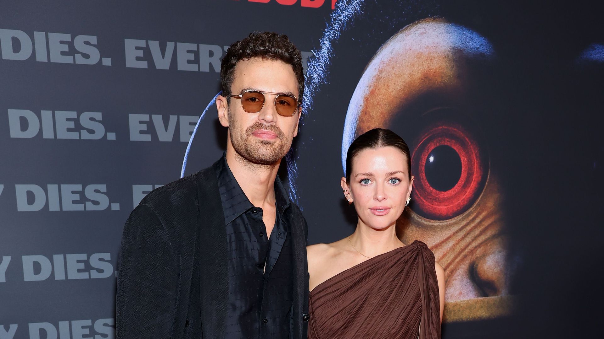 Theo James und Ruth Kearney strahlen bei Premiere in L.A.