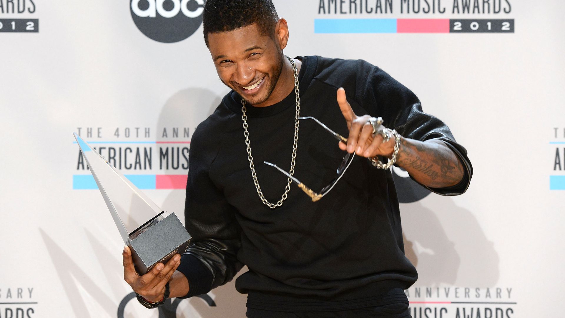 Wow! Ushers Verlobte zeigt ihren Diamant-Ring | Promiflash.de