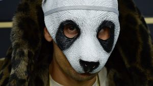 Sensation! Zeigt sich Cro hier endlich ohne Panda-Maske? | Promiflash