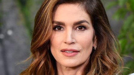 Cindy Crawford verblüfft in rotem Bikini am Strand