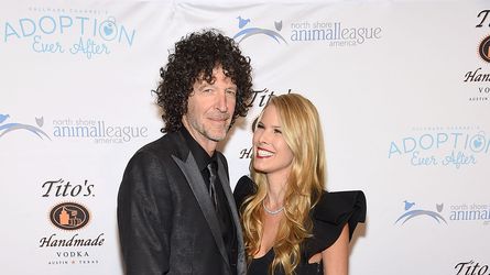 Heiß! Howard Stern überzeugt als Xmas-Drag Queen