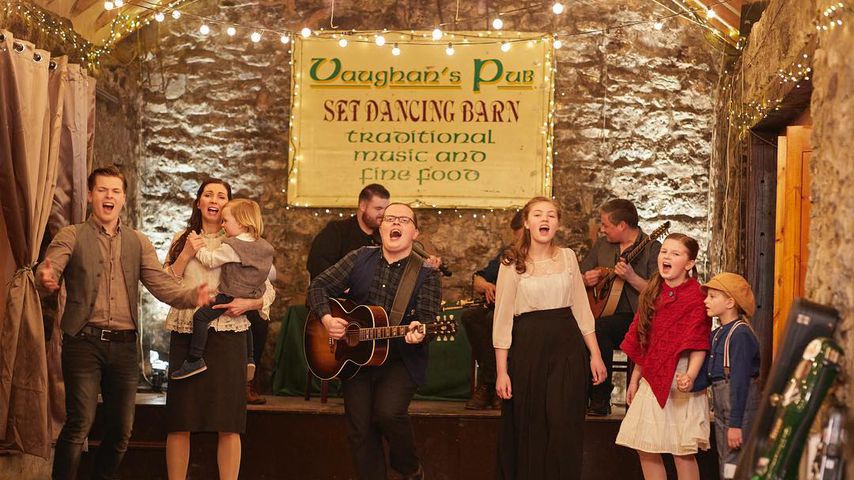 Seine eigene Kelly Family: Angelo singt mit Frau und Kids! | Promiflash.de