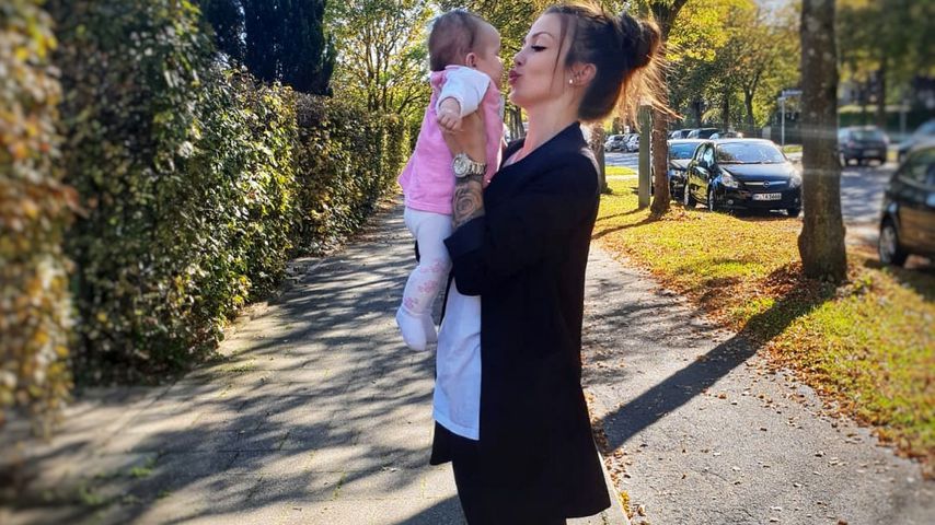 Nackter als Kim Gloss: Bachelor-Mama Angie trägt nur Höschen ...