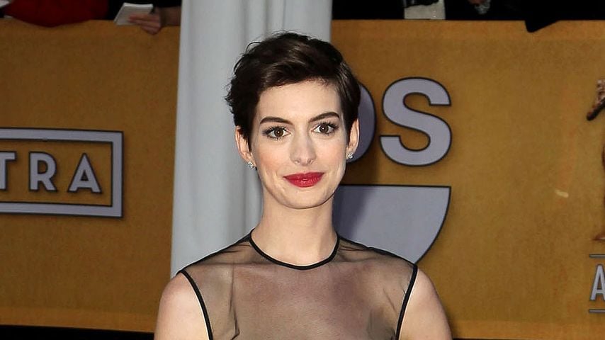 Anne Hathaway im Traum aus Transparenz | Promiflash.de