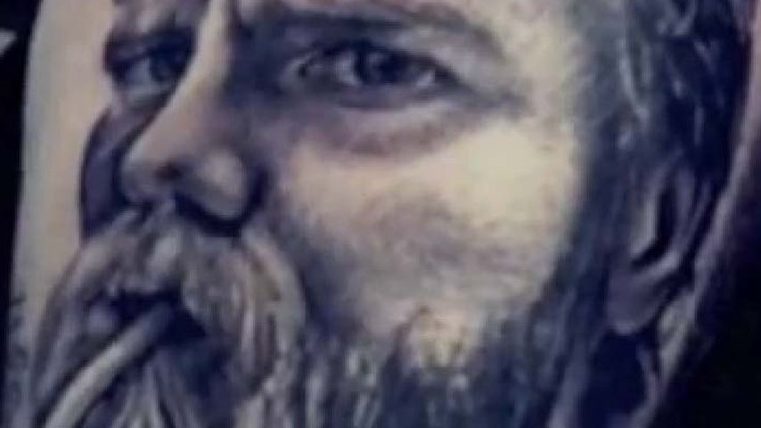 Wee Man ehrt Ryan Dunn mit einem Tattoo! | Promiflash.de